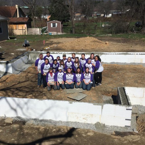 Alternative Spring Break: Building Houses, Making Homes – The Currier Times